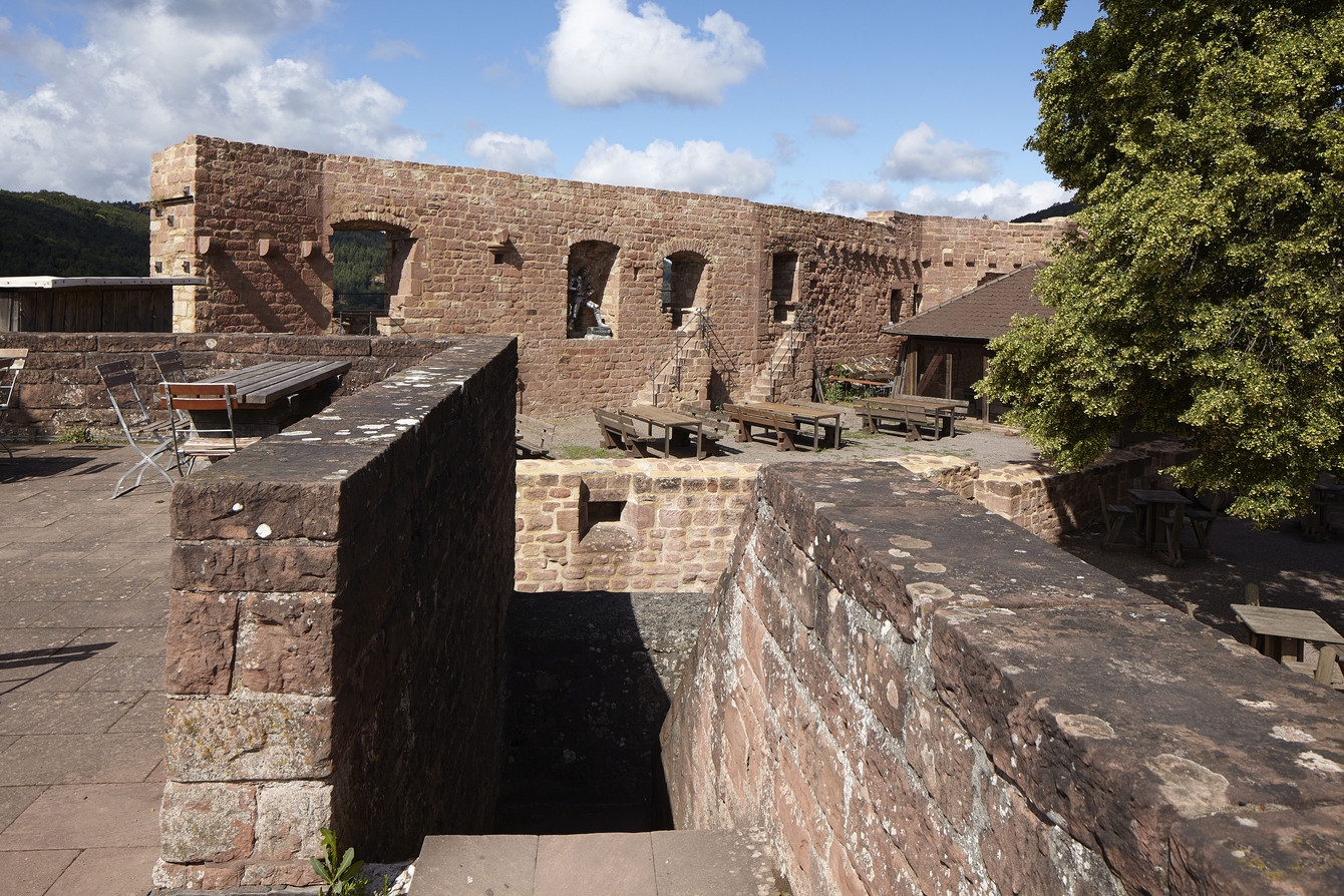Burgruine Landeck . Burgenlandschaft Pfalz